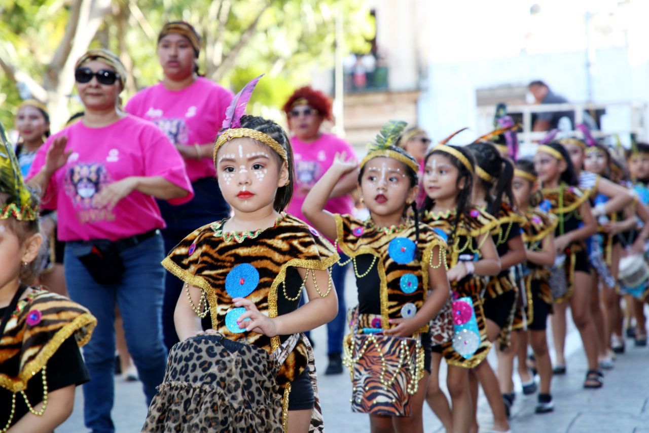 Comparsas infantiles llenan de color y diversión el centro histórico ...