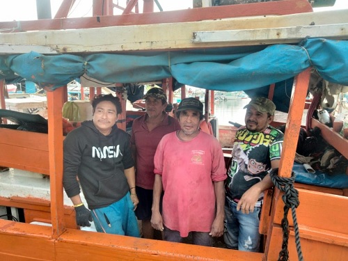 Regresan a puerto los 4 pescadores de “Don Ezequiel” y su perro ...